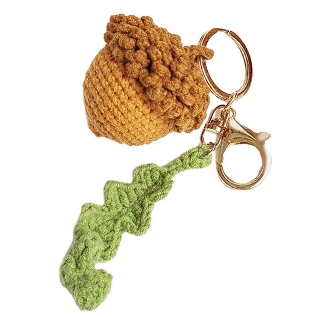 Кулон в виде желудя, связанный крючком вручную. Изысканное мастерство и природная красота. Декоративное украшение для сумок и рюкзаков.