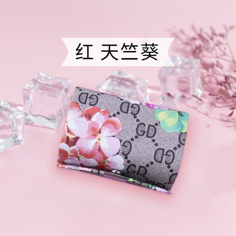 Изысканный портативный футляр для хранения вмещает две помады и оснащен зеркалом для защиты помад, украшений и USB-накопителей.