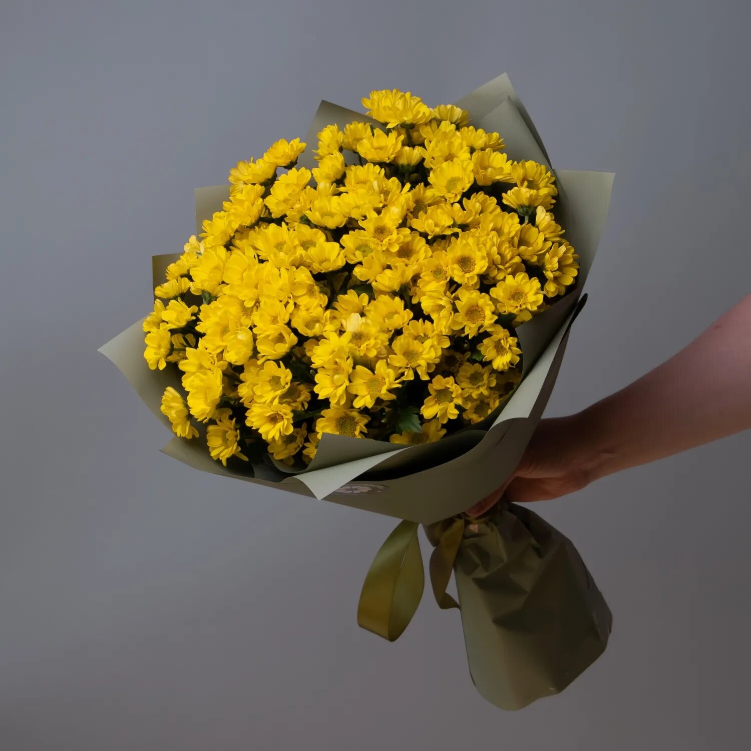 Букет Хризантема сантини "Росси Санни" 5 шт Высота 55 см в коробке и аквабоксе от "Простоцветы"