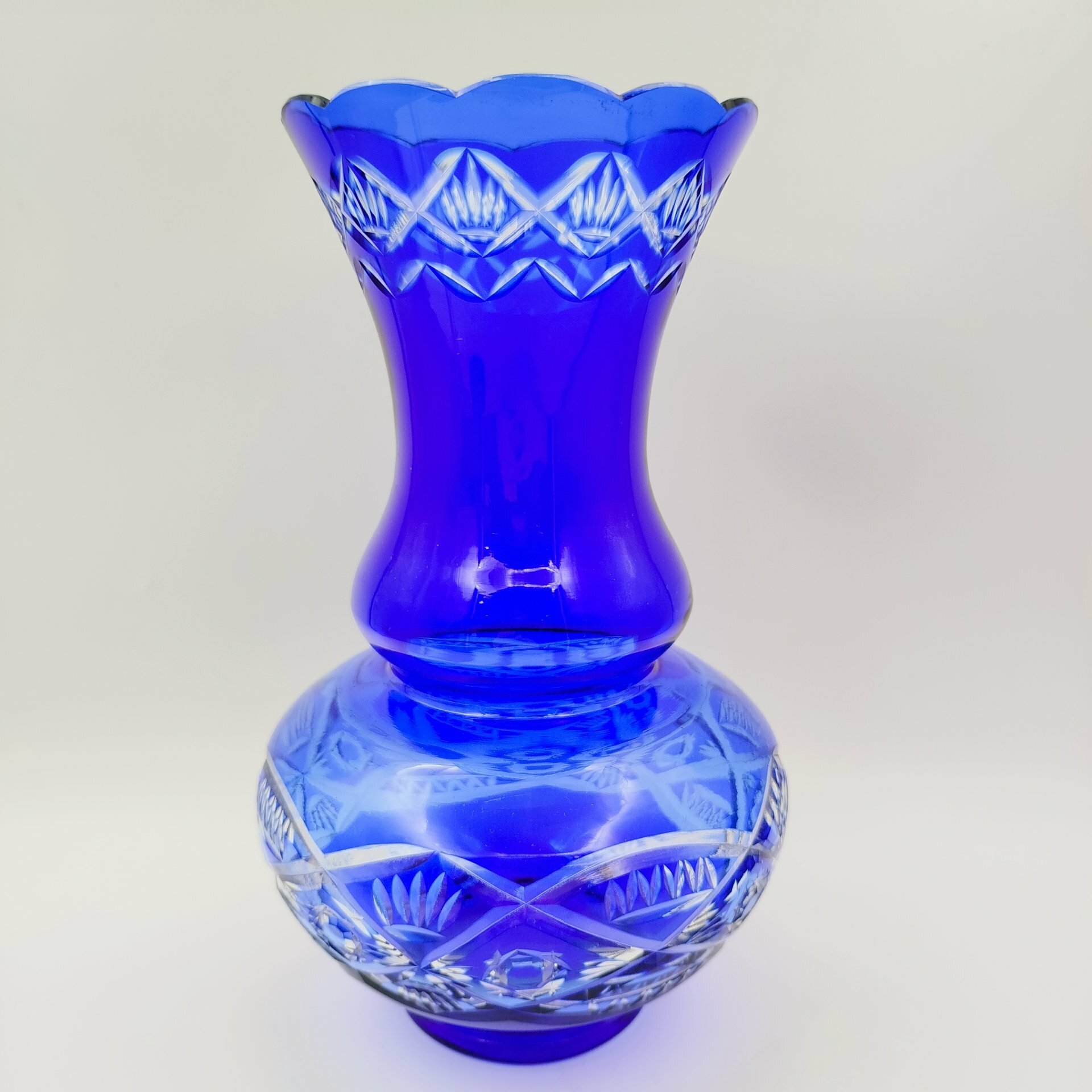 Ваза для цветов кобальтового оттенка с растительным декором, стекло, резьба