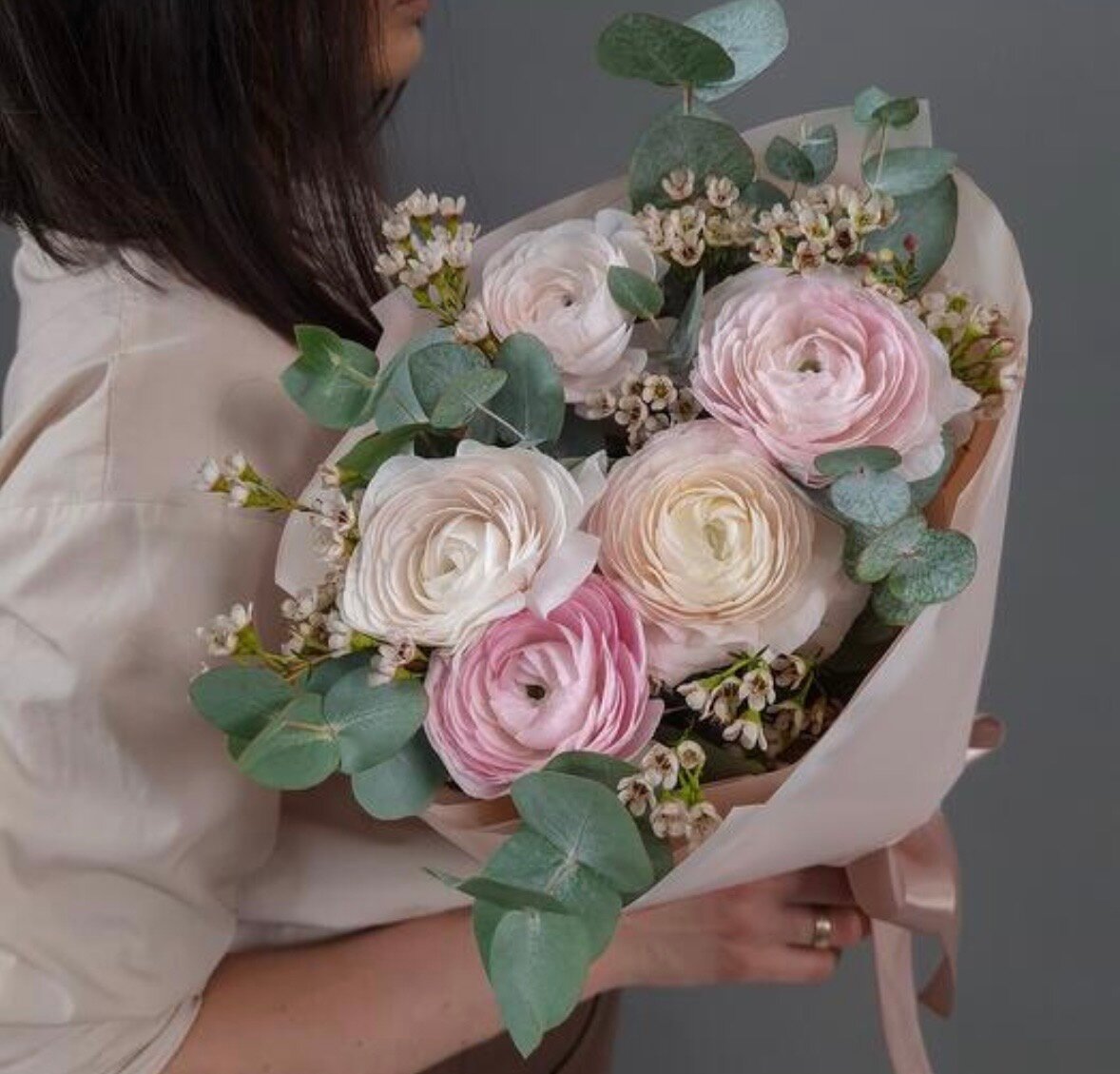 Миниатюрный букет на 8 марта (ранункулюсы, хамелациум, эвкалипт)