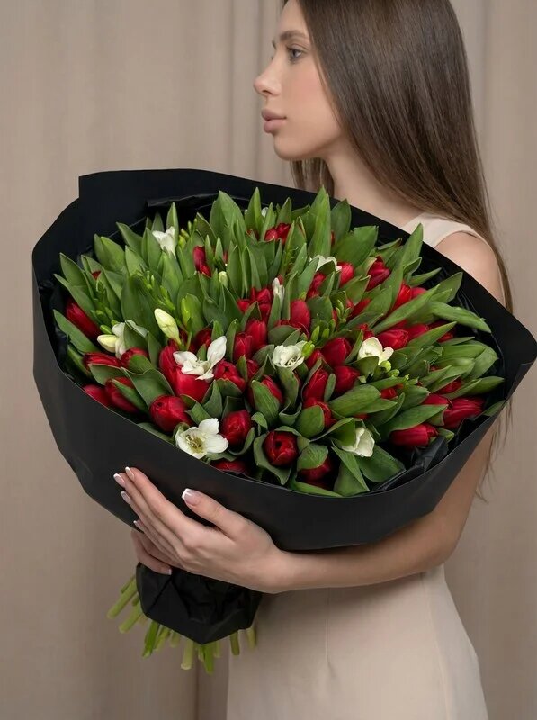 Букет из красных тюльпанов «Рэд лав» — Букет из красных тюльпанов с нарциссом «Рэд лав», 101 шт