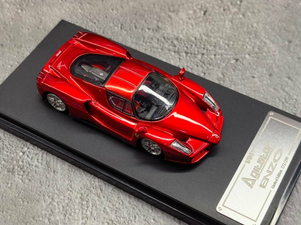 Коллекционная модель автомобиля Agitator FerrarENZO из имитационного сплава в масштабе 1:64