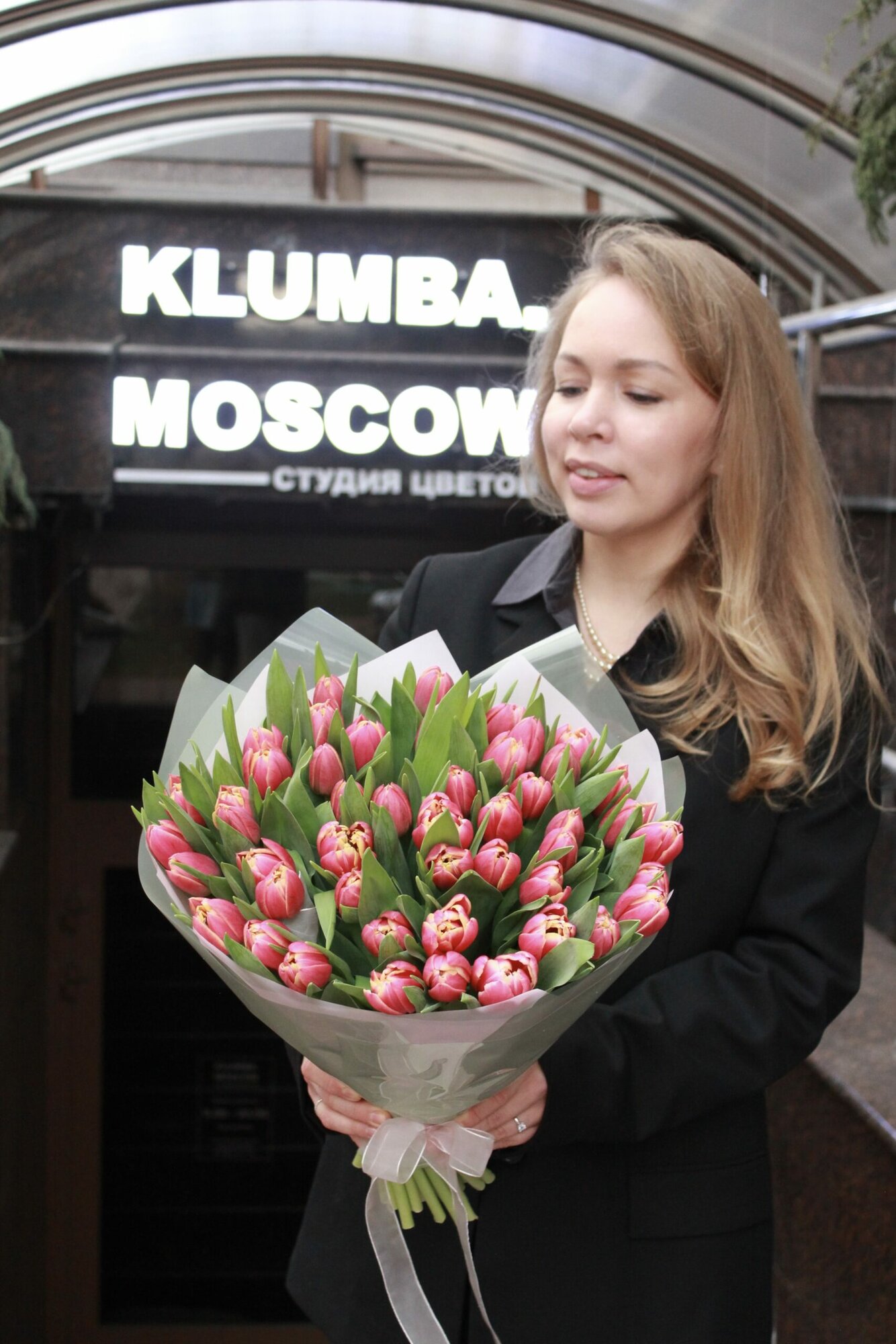 49 ярких пионовидных тюльпанов от студии цветов клумба. москва