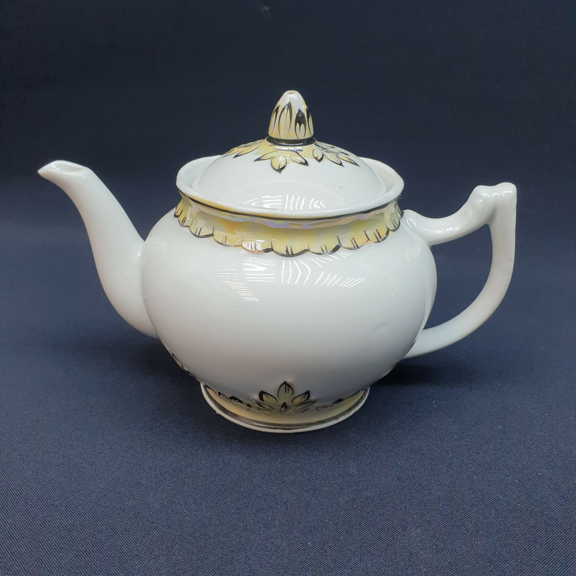 Винтажный заварочный чайник Барбарис Вербилки, фарфор ручная роспись 0.55 л, СССР