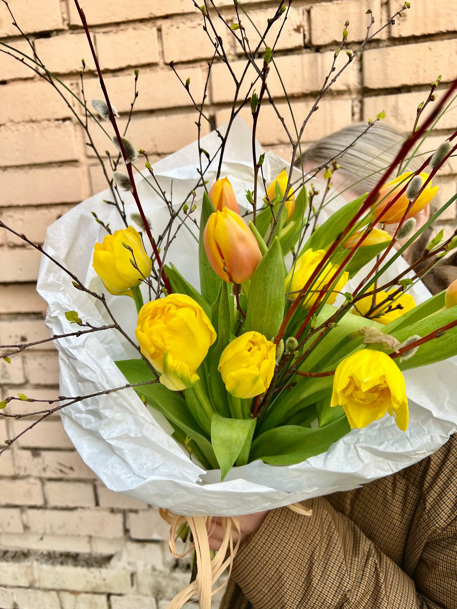 Авторский букет «Солнечный акцент» с оранжевыми тюльпанами и веточками березы