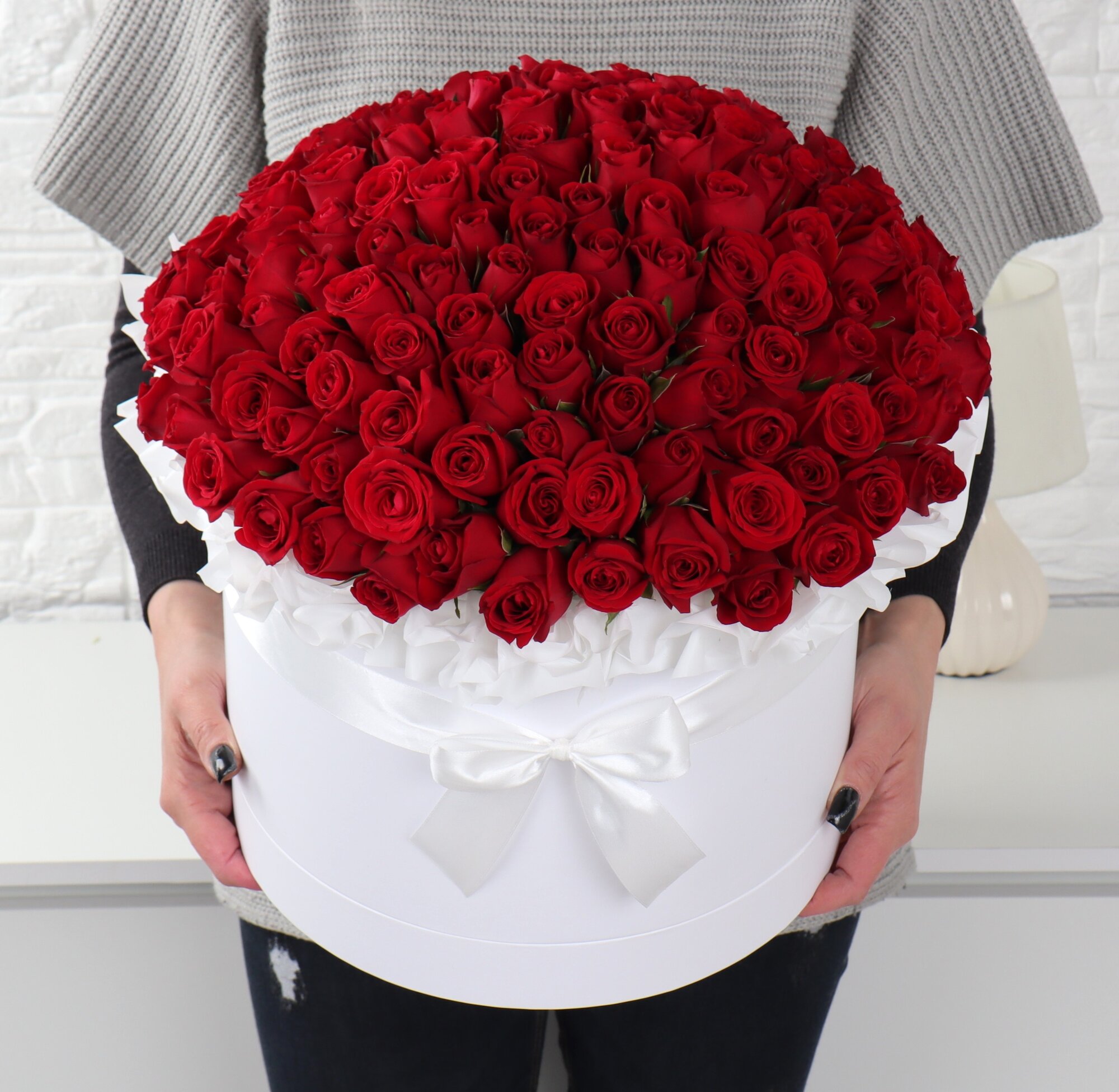 Монобукет THE FLOREAL шляпная коробка, красная роза 151 штука, высота 40 см.