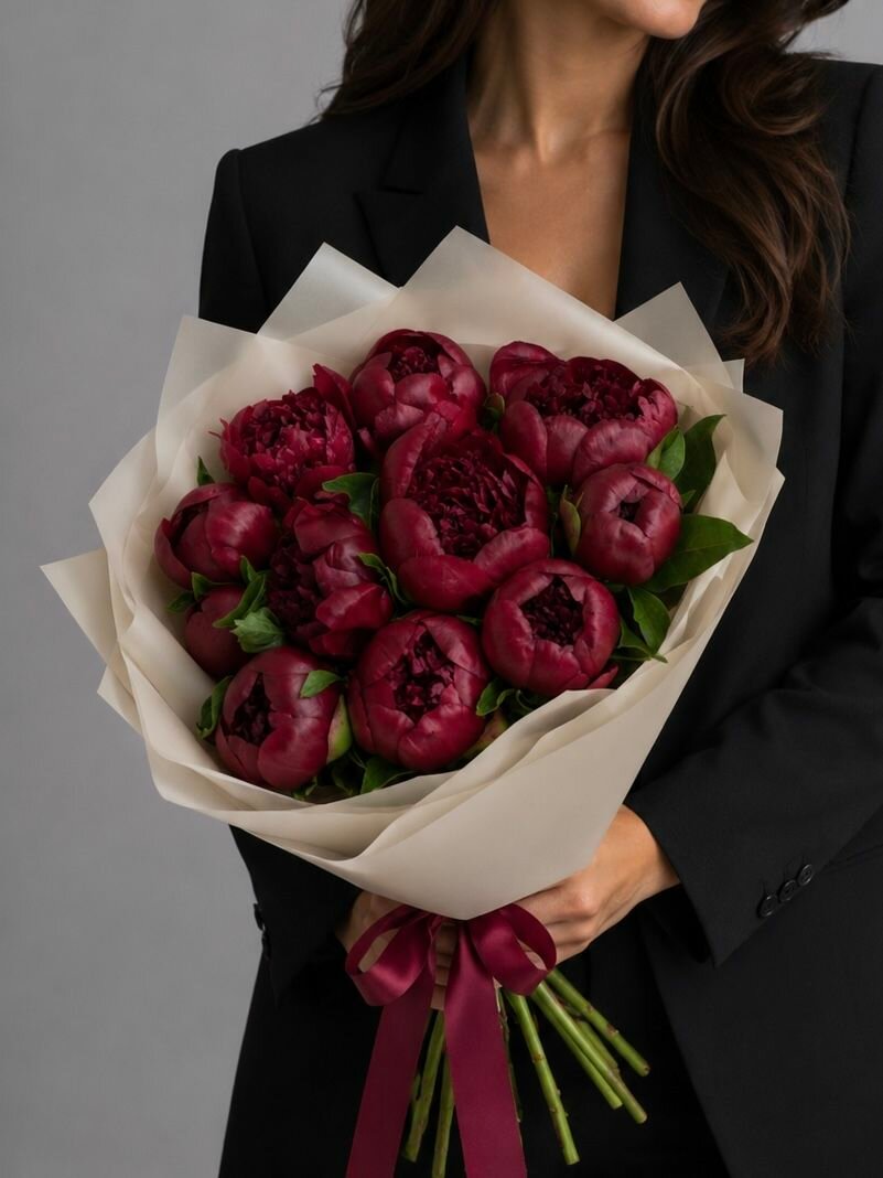 Букет из 11 бордовых пионов