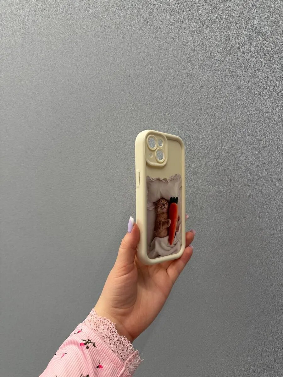 Чехол на Iphone 15, рисунок в виде "котика с морковкой на кроватке" — фото 1
