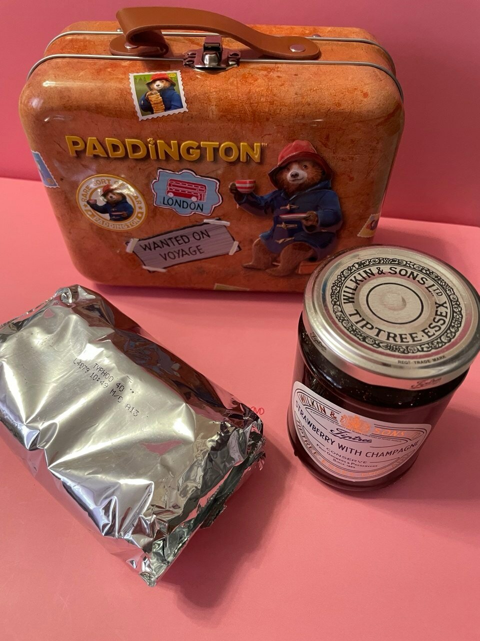 Paddington Подарочный набор с угощениями (чай + Tiptree джем Strawberry with Champagne)