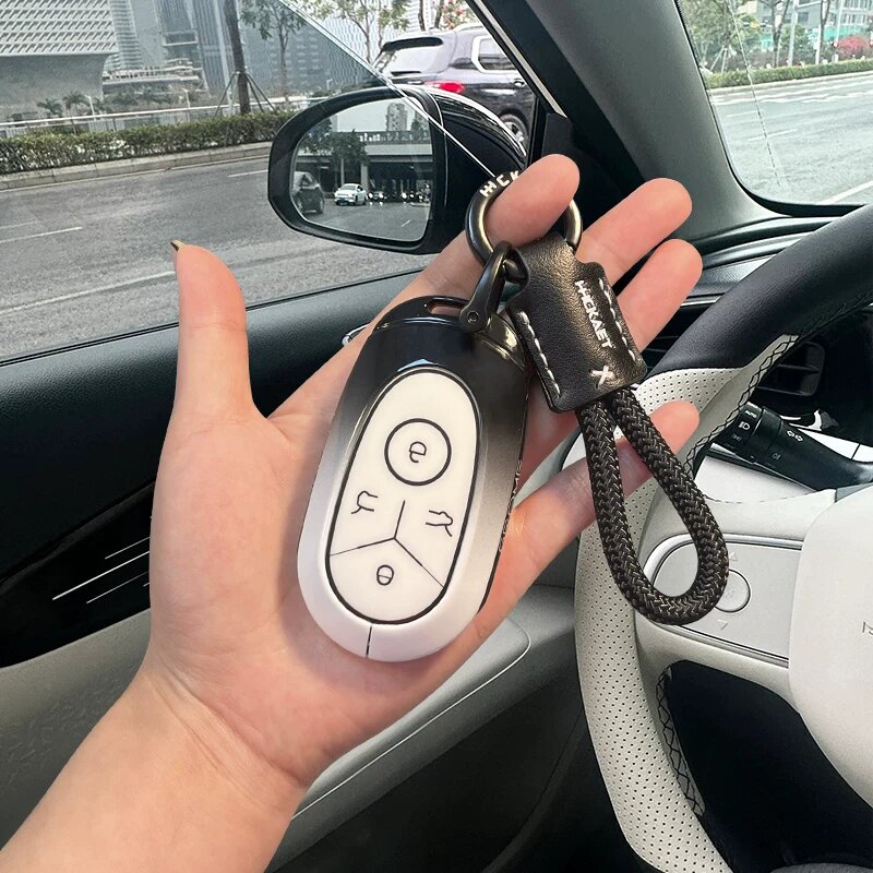 Чехол для ключей автомобиля Geely Star Wish 2025 с градиентным белым цветом и черным брелоком из ткани
