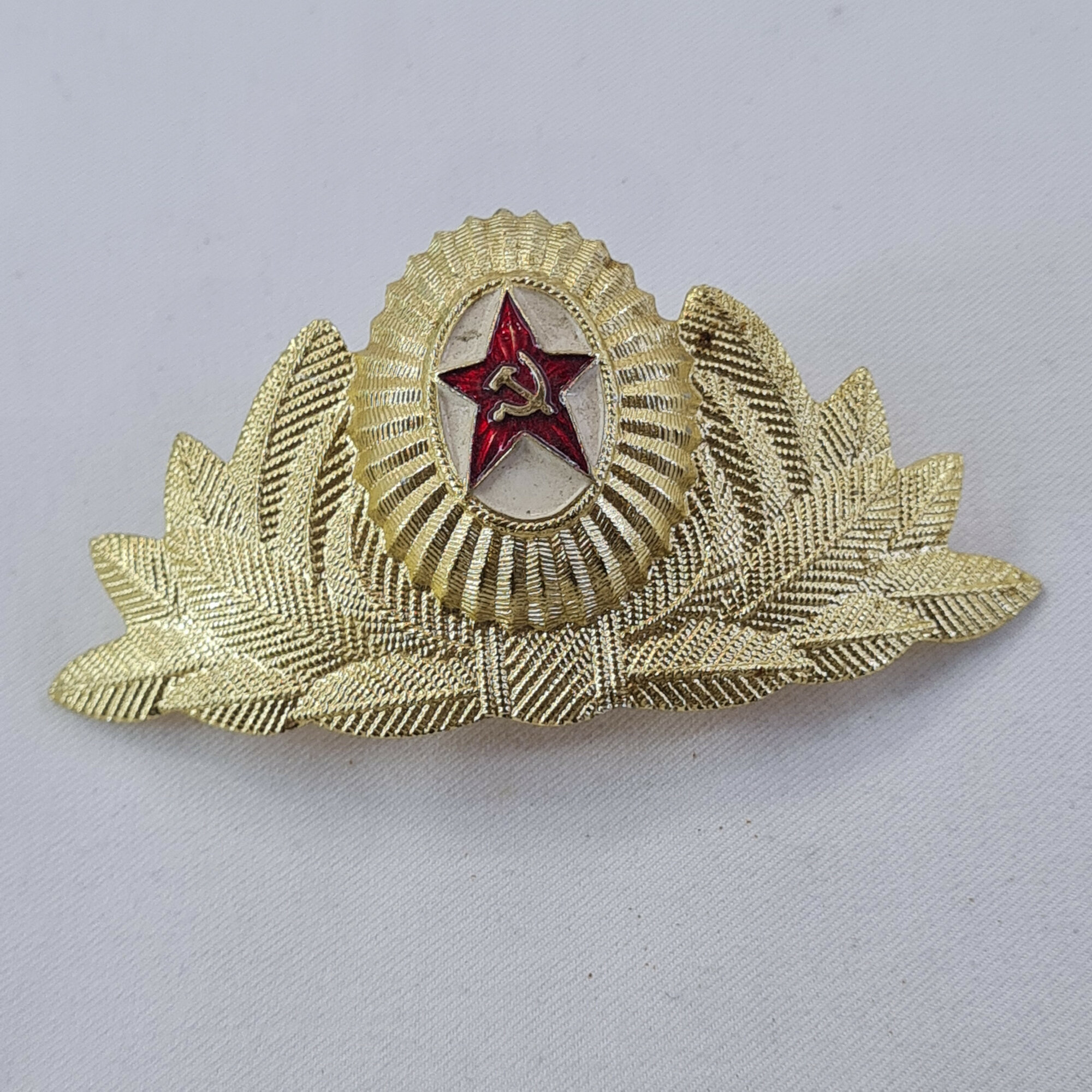 Значок СССР. Красная звезда с серпом и молотом, лавровые листья. Винтажный значек.