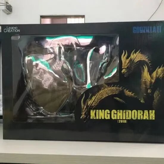 Фигурка "King Ghidorah" из ПВХ, размер 45,5 * 20 * 35,5 см, в подарочной коробке — фото 1