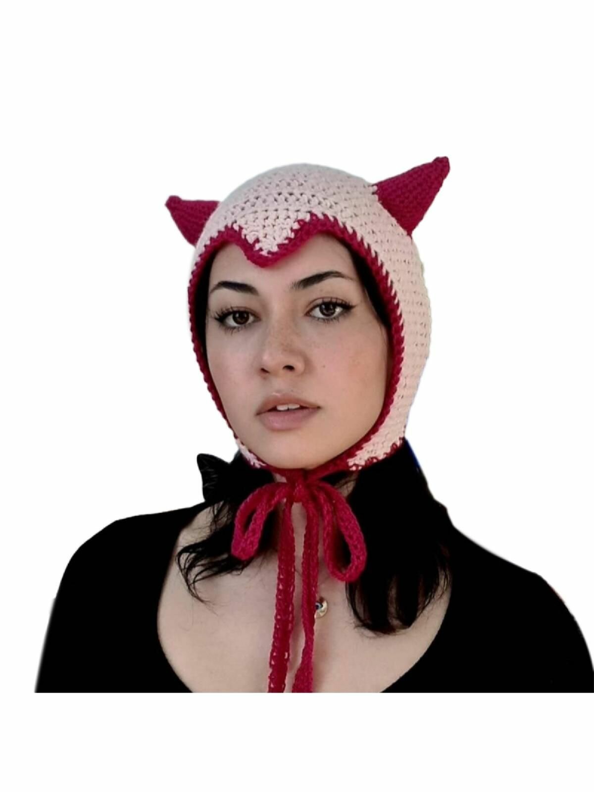 Вязаная шапка с рогами и ушками, светло-розовый с красным краем