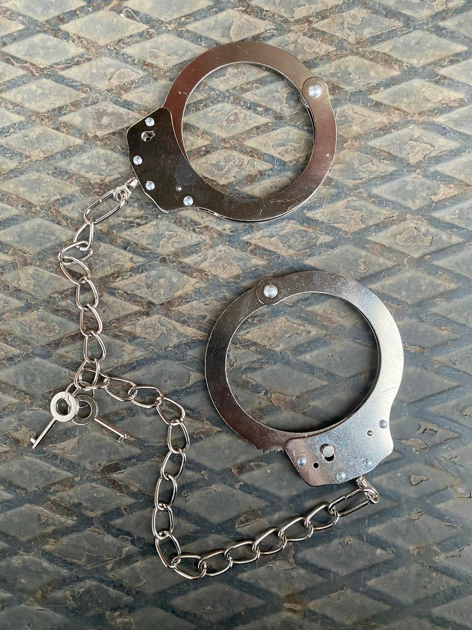 Наручники бутафорские металлические с цепочкой 36 см, серебро, увеличенный диаметр до 26 см