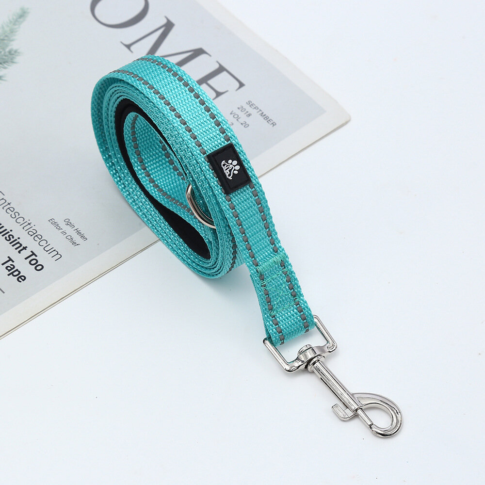 Большое количество готовых ошейников для щенков, шлеек, тяговых канатов, больших канатов для выгула собак, поводков для