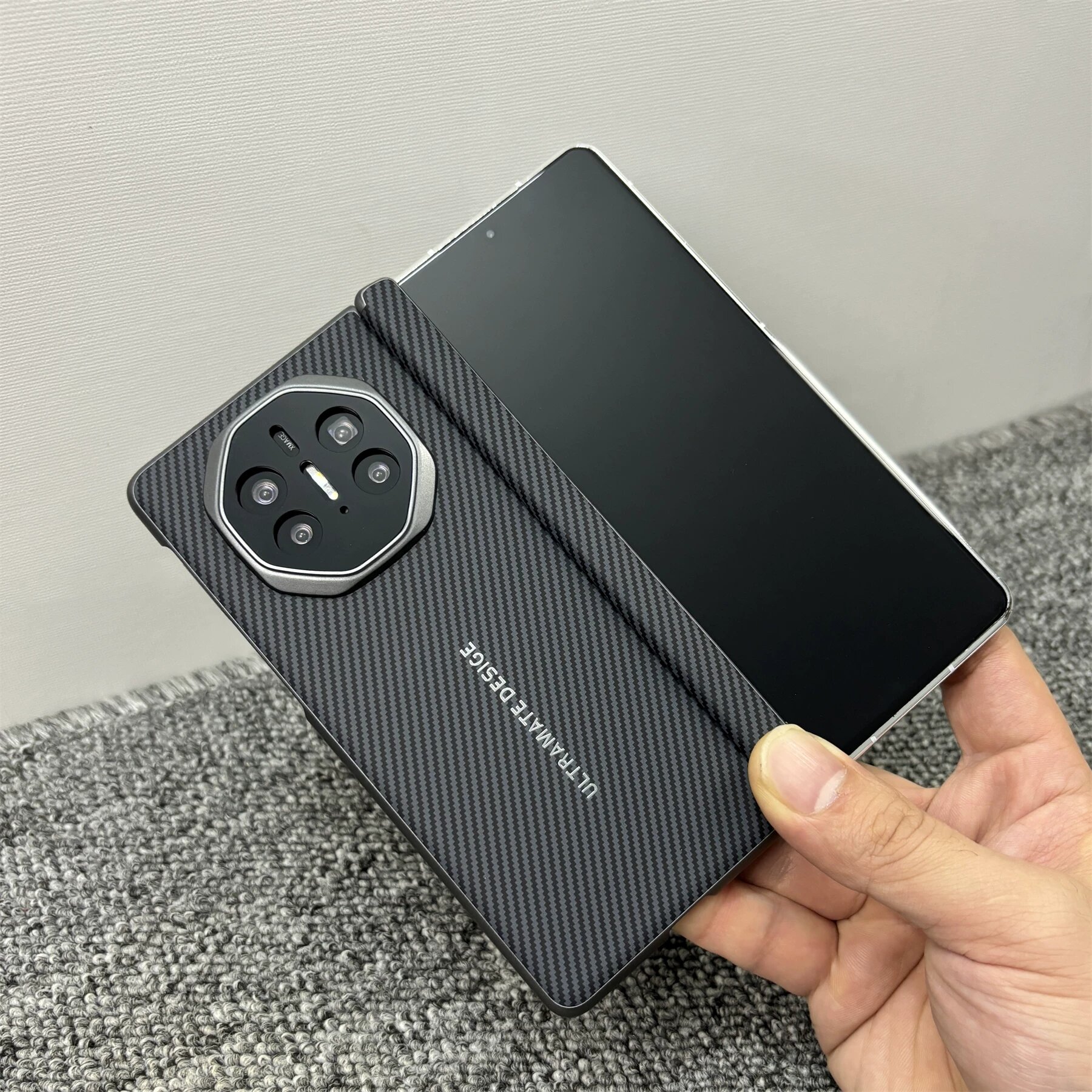 Чехол для Huawei Mate X3 с защитой шарнира и текстурой углеродного волокна, черный