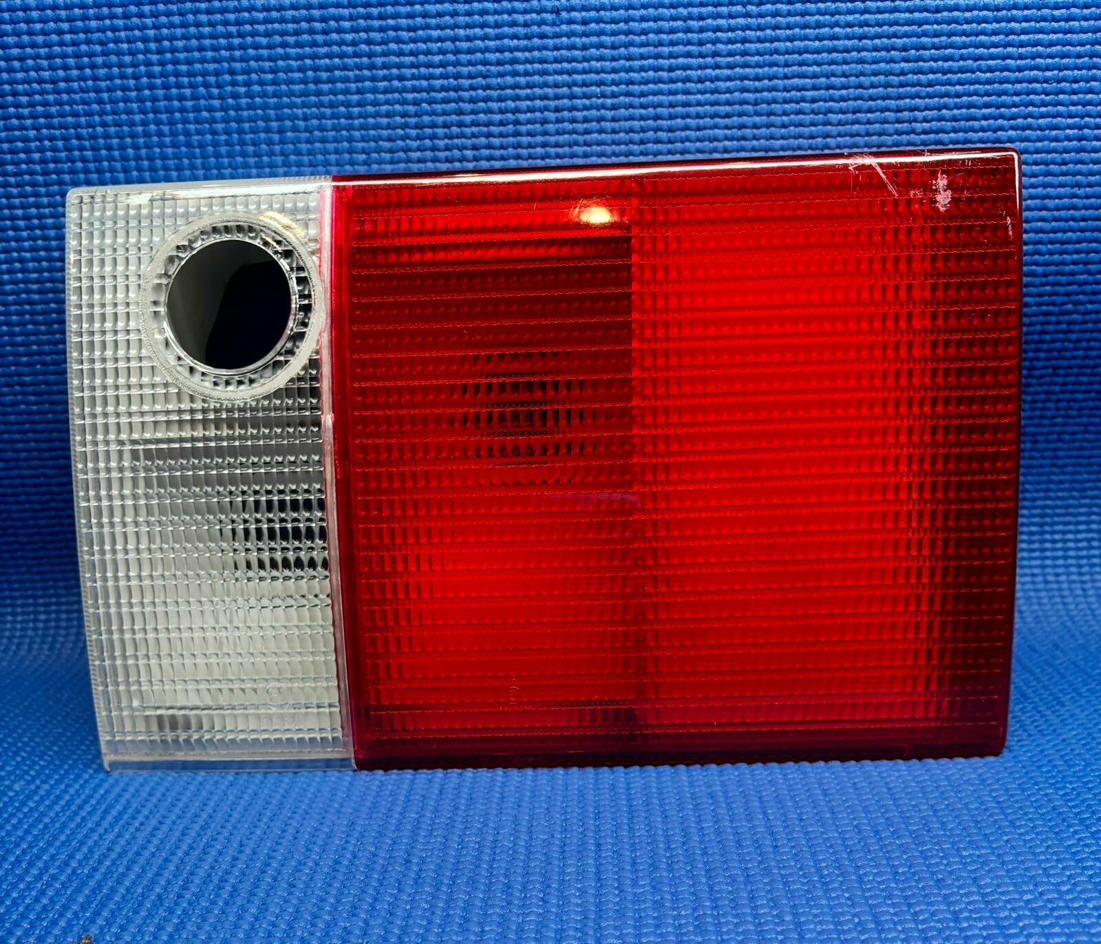 Задний правый стоп сигнал Audi 100 c4 фонарь в багажник Ауди 100 с4