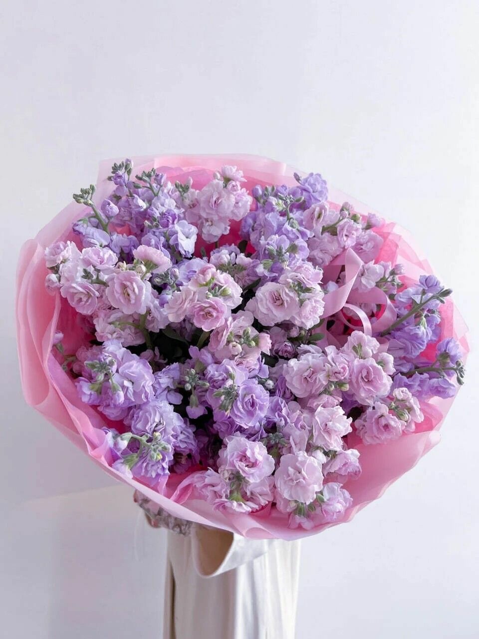 Букет из 15 розовых и лавандовых кустовых маттиол