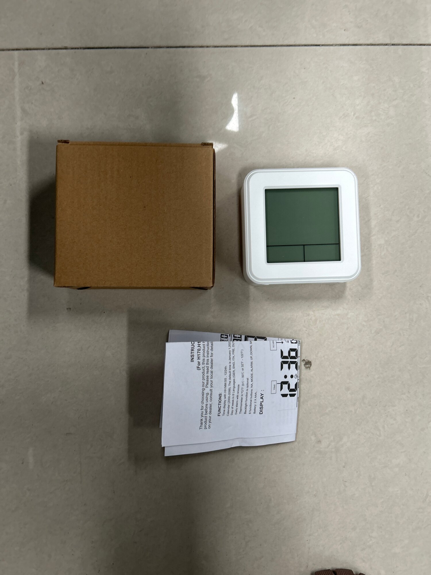 Цифровой будильник, настольные/прикроватные часы с большим экраном и отображением температуры, портативная белая подсветка, функция повтора сигнала, 12/24-часовой формат времени, отображение даты и дня недели.