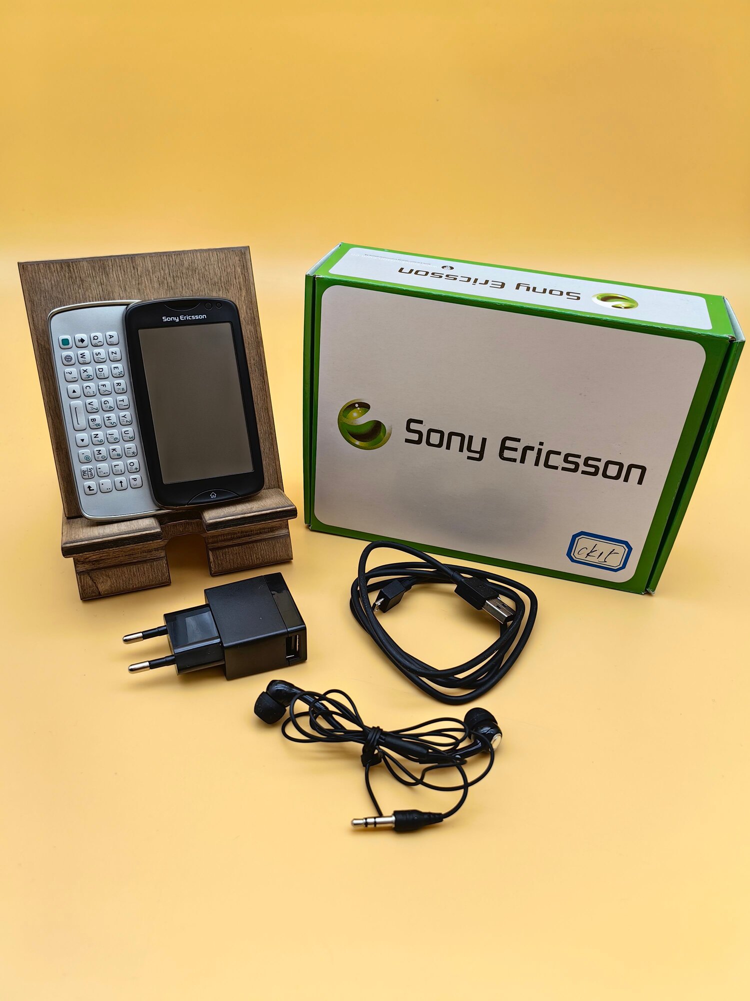 Мобильный раритетный кнопочный телефон слайдер Sony Ericsson txt pro (CK15i), Черный