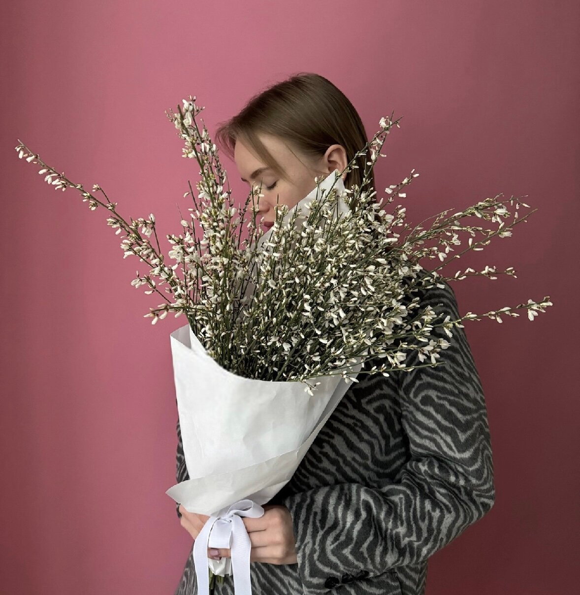 Интерьерный букет ветки белая гениста банчем в белой крафт-бумаге