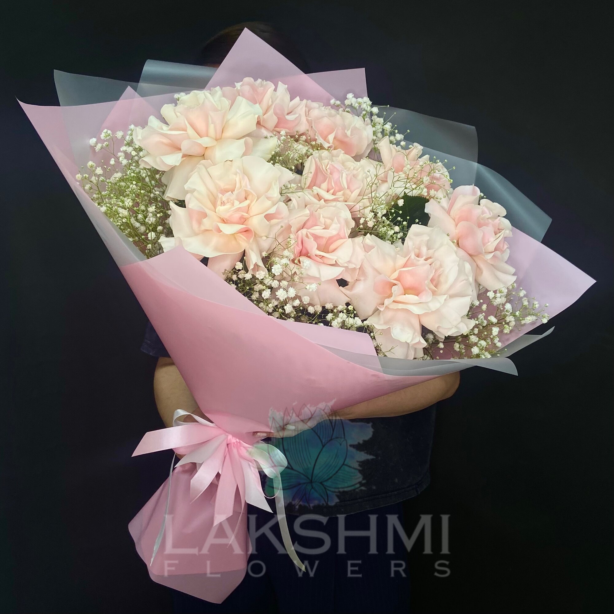 Сборный букет из 9 французских розовых роз с гипсофилой в упаковке