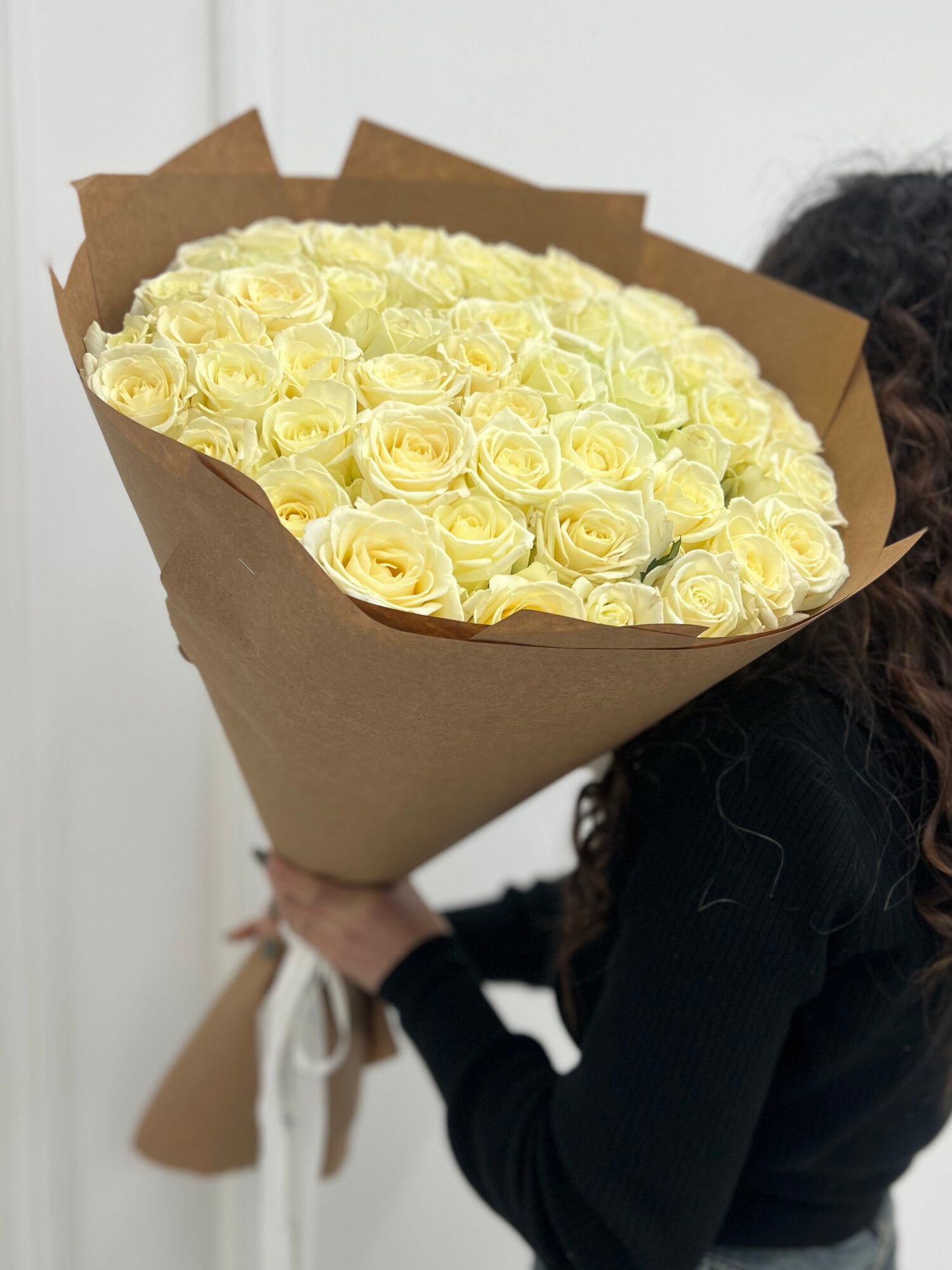 Гламелия цветы Белая Лавина: монобукет из 51 розы Avalanche – купить свежие цветы с доставкой в Москве