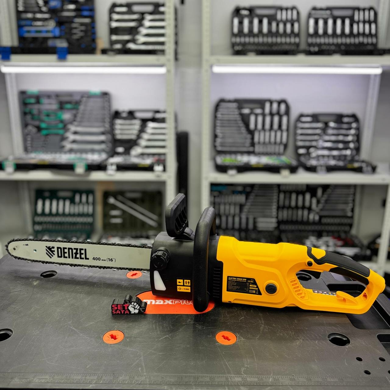 Пила цепная электрическая Denzel EDS-2000, 2кВт, шина 40см, шаг 3/8, паз 1,3мм, 56зв, 95618