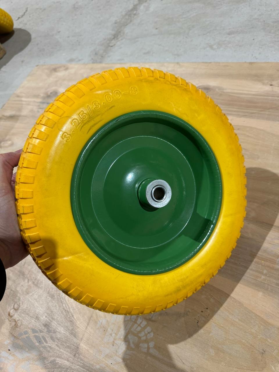 Колесо для тачки садовой строительной PU1301,13*3,25-8 16/90 мм, полиуретановое, диск сварной зеленый, пу желтый