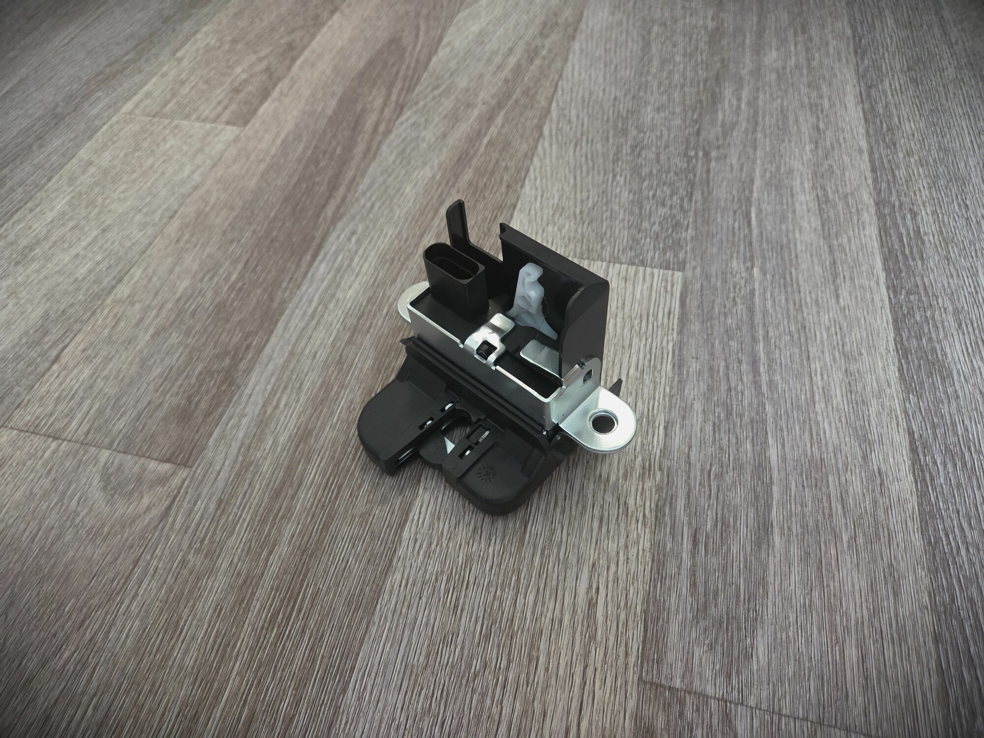 Замок задней двери крышки багажника на Фольксваген Тигуан Пассат Поло Гольф Шкода Йети Сеат Леон