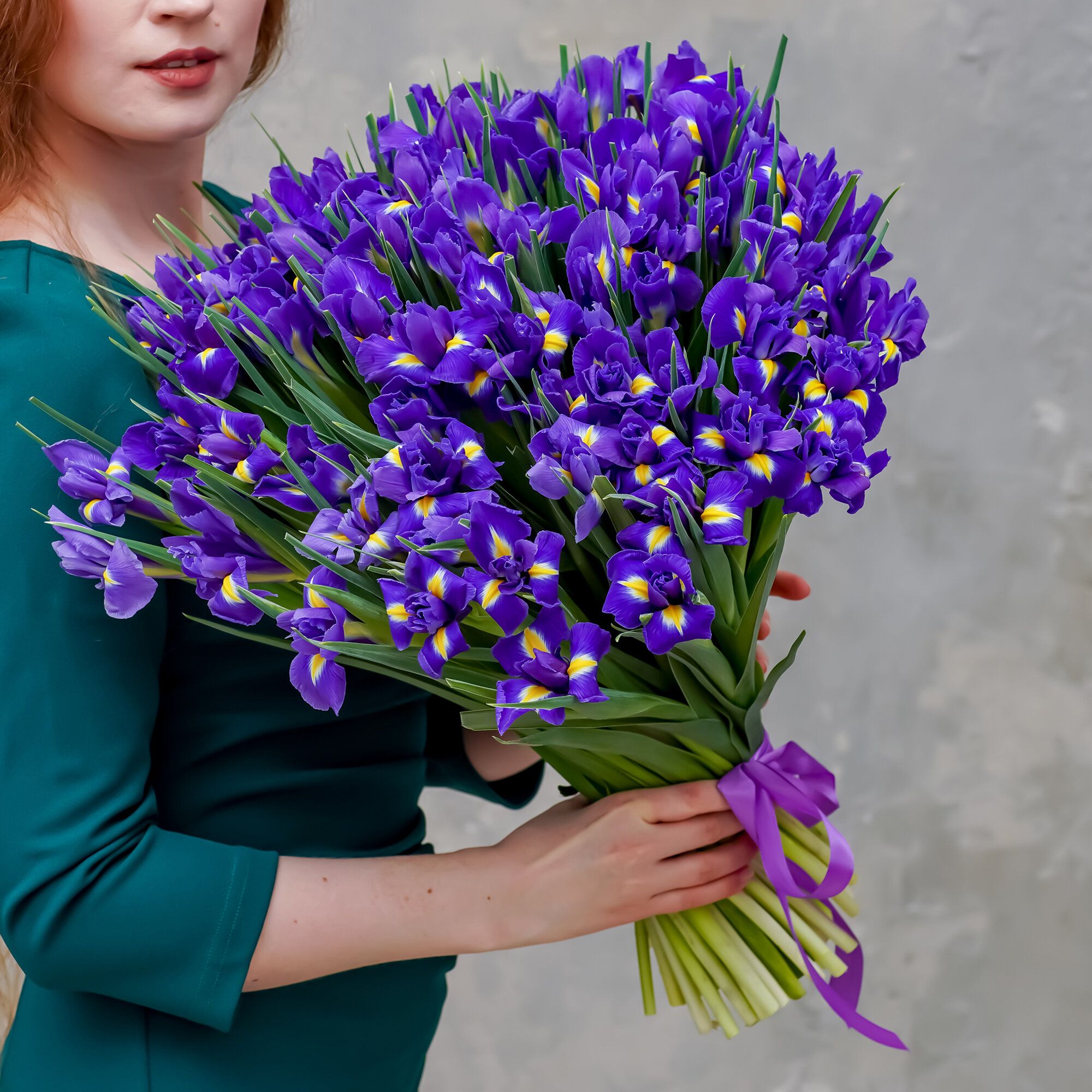 Букет живых цветов Flor-Pro Flowers из 51 синего ириса с атласной лентой