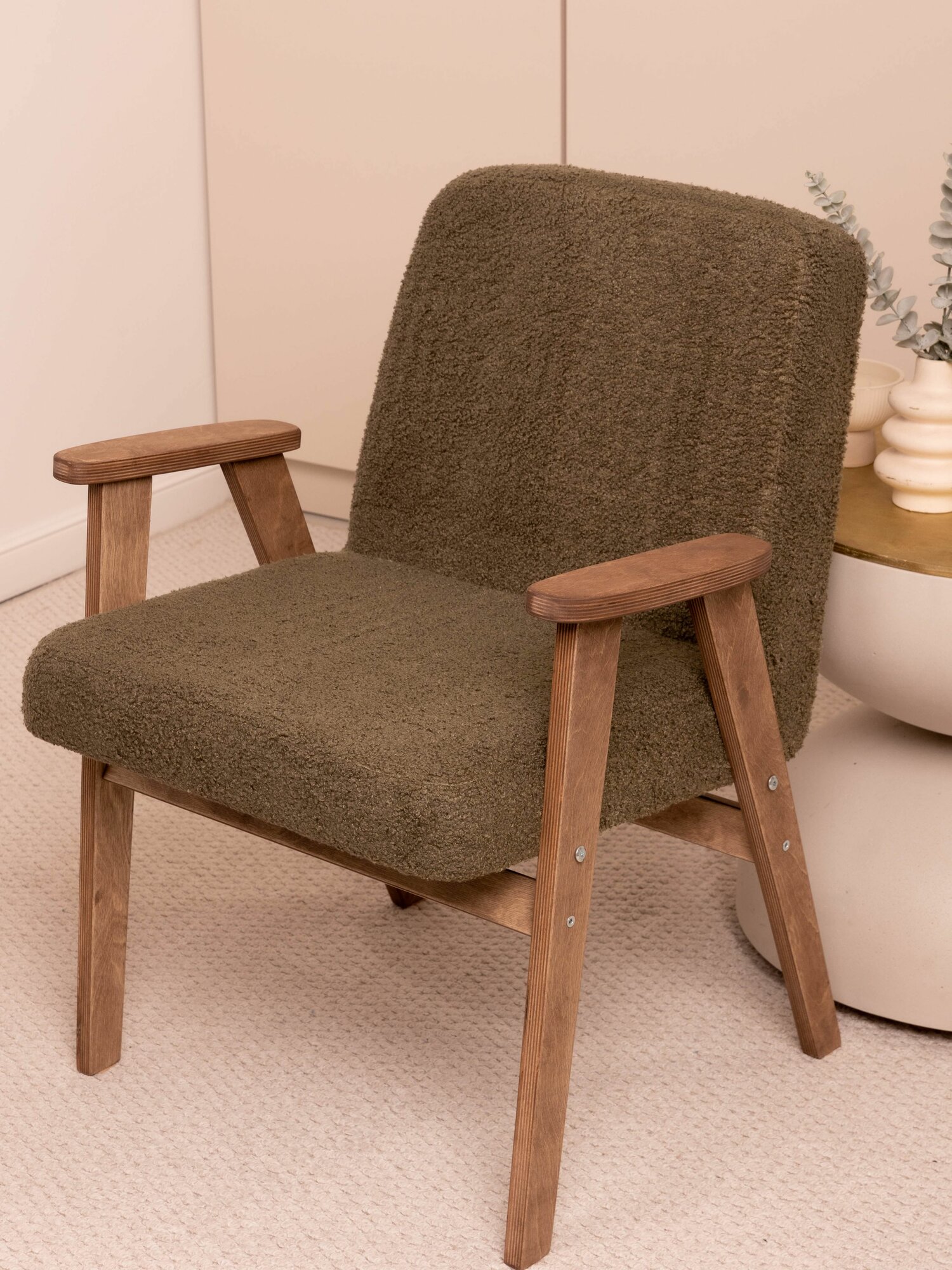 Кресло мягкое для дома и дачи Галант на высоких деревянных ножках с подлокотниками