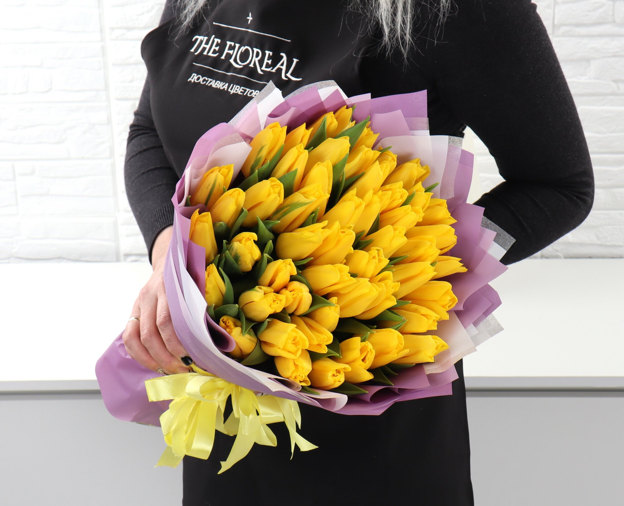 Монобукет тюльпанов THE FLOREAL, монобукет, желтый, 51 цветок, с бантом