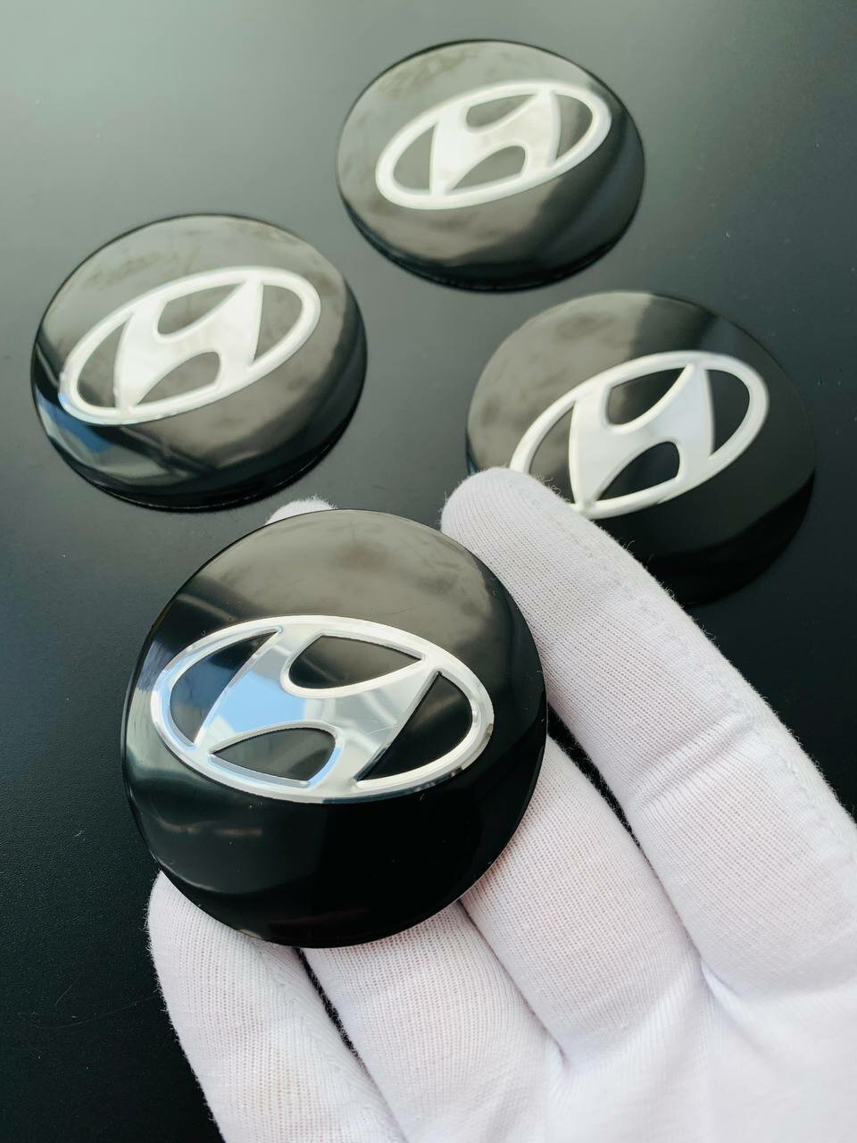 Наклейки на колесные диски Хендай 56мм черный. Наклейки на ступицу Hyundai 56мм 4шт