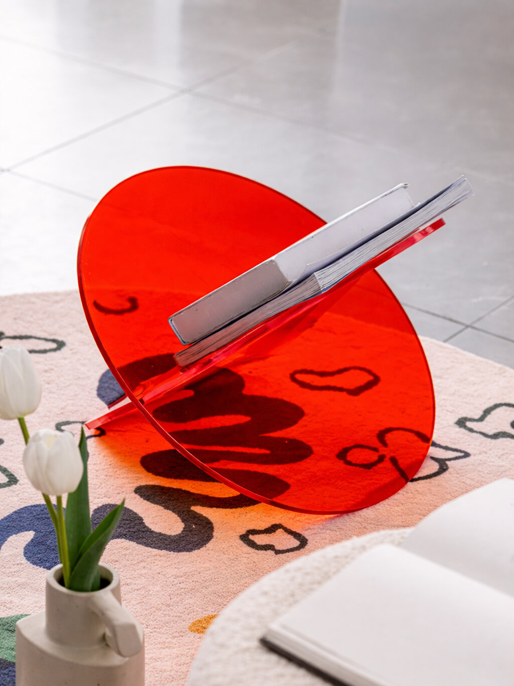 Акриловая дизайнерская подставка Circles для книг и журналов, красная из оргстекла