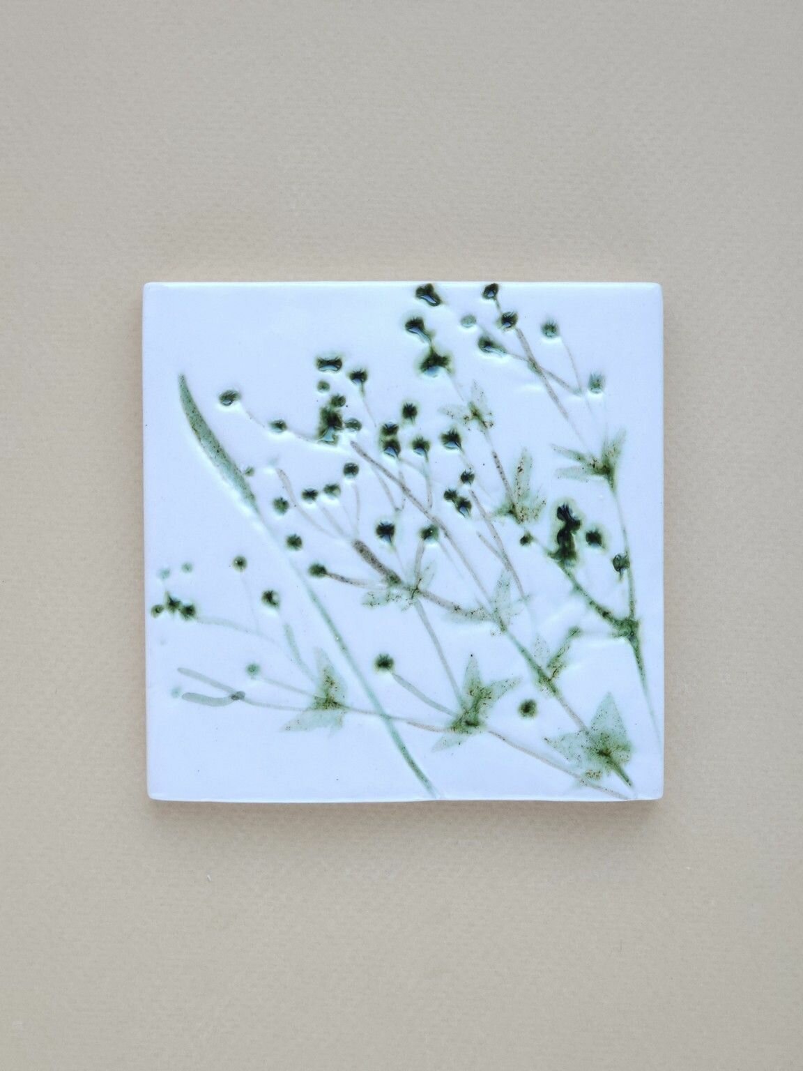 Скумпия (зелёная). Цветы на белом. Панно, изразец, настенный декор, плакетка, украшение настенное интерьерное. Ярославская майолика. Керамика ручной работы. Сделано в России.