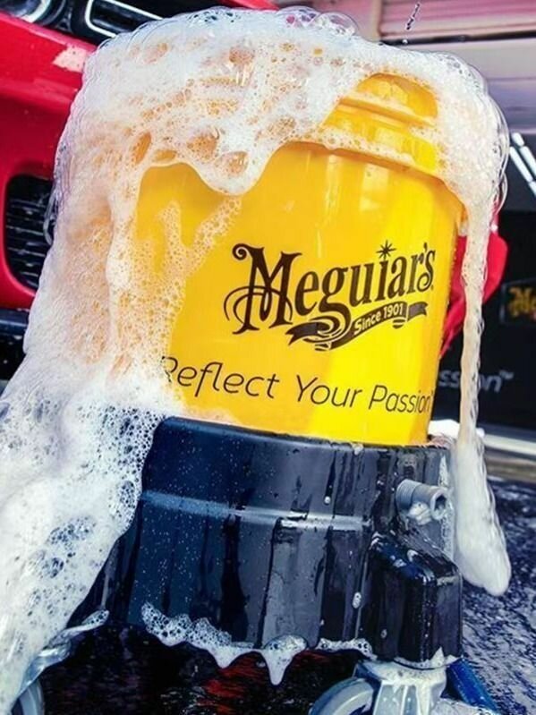 Желтое ведро для мойки автомобилей с крышкой и пескоотделителем