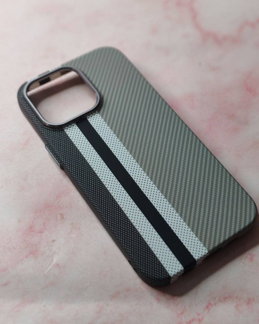 Чехол для смартфона iPhone 13 pro с карбоновой заплеткой и магнитным держателем