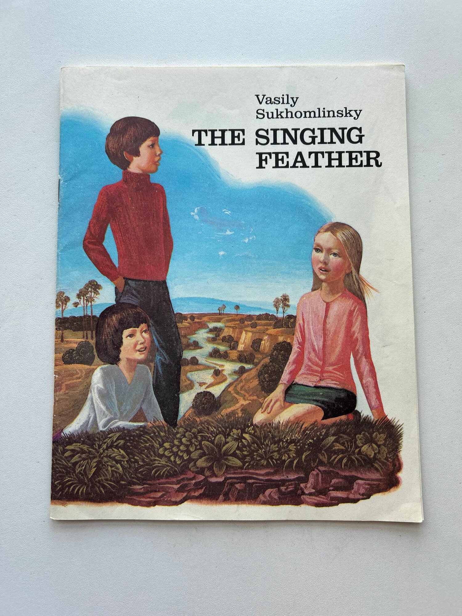 Книга The singing feather. Поющее перышко. На английском языке. Издание 1989 года