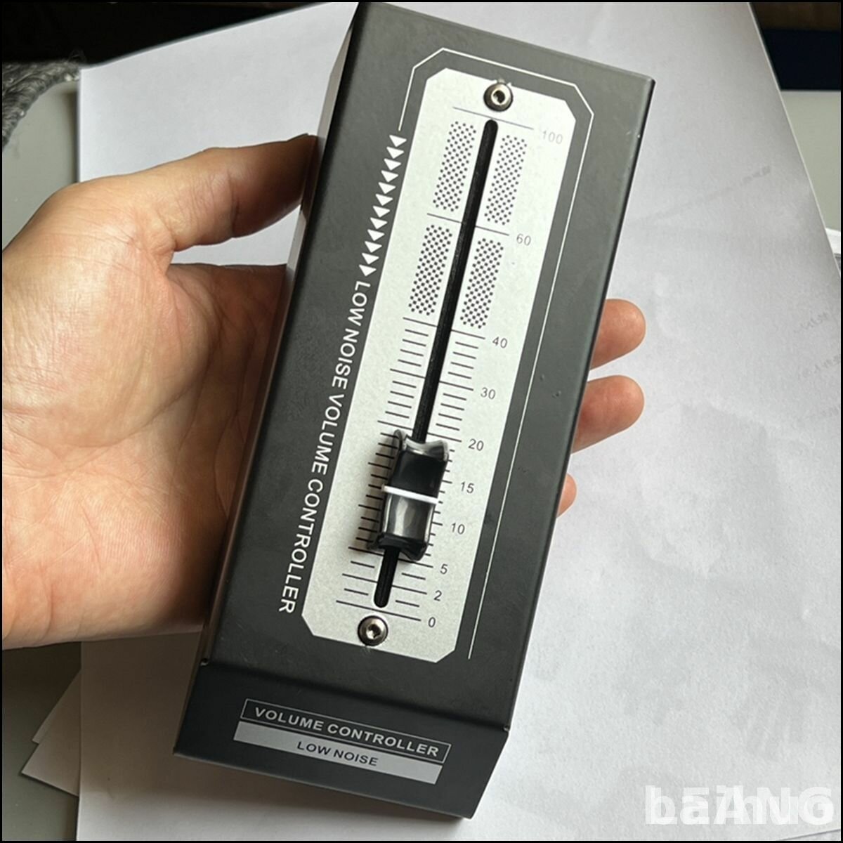 Настольный интерфейс для регулировки громкости оснащен эксклюзивным фейдерным контроллером