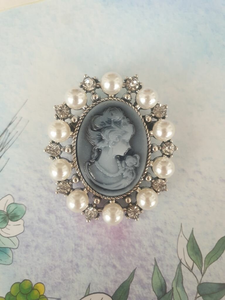 Брошь, жемчуг культивированный, стразы