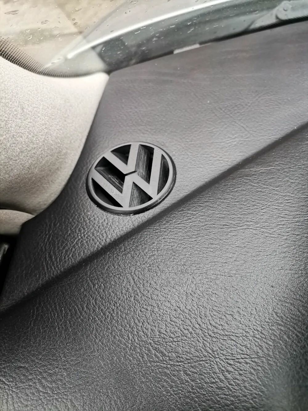Крышка вентиляции (воздухозаборник) VW Golf IV / С логотипом