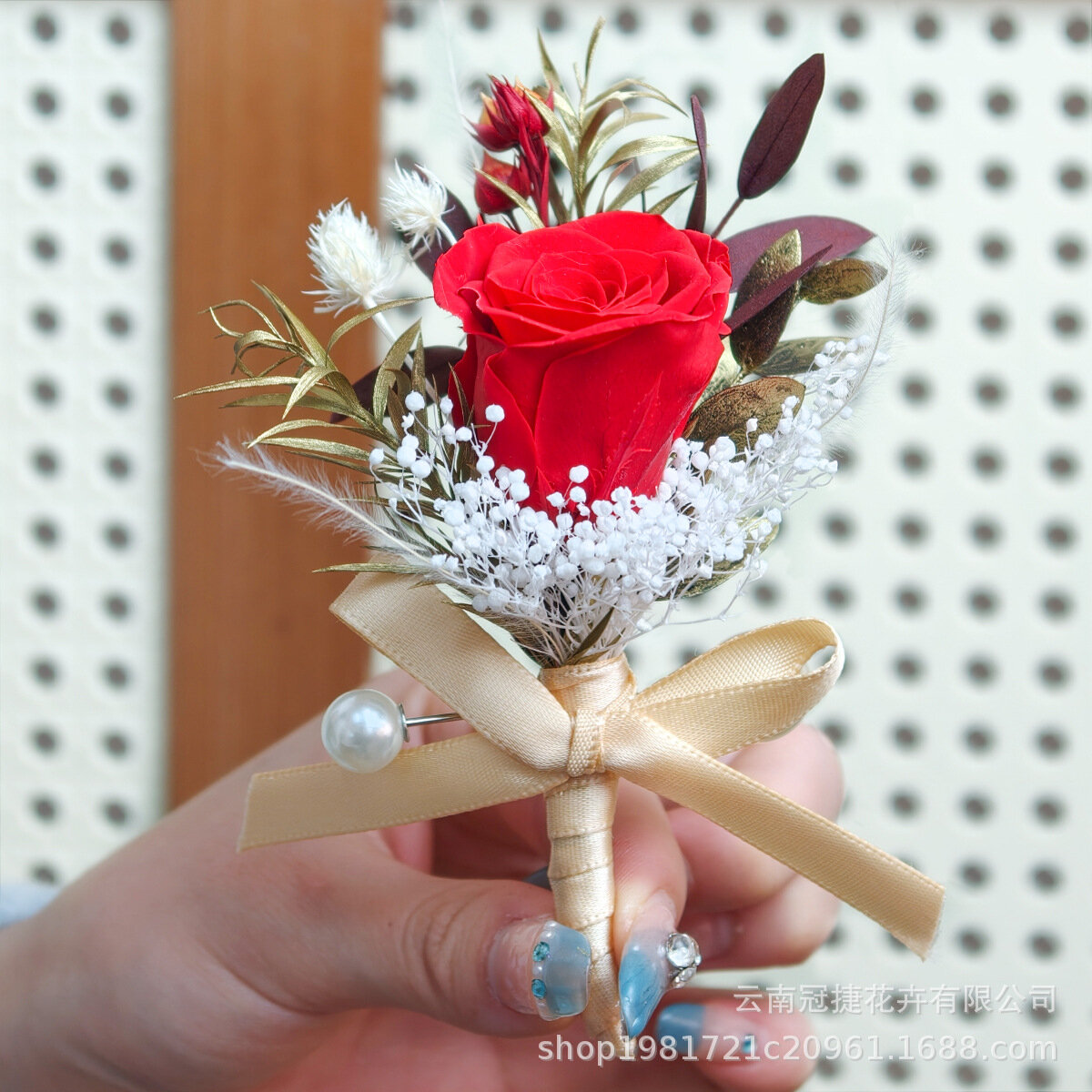 Букет из гортензий в винтажном стиле — изысканный и роскошный свадебный сувенир для жениха и невесты, дополненный брошами и бутоньерками из засушенных роз.