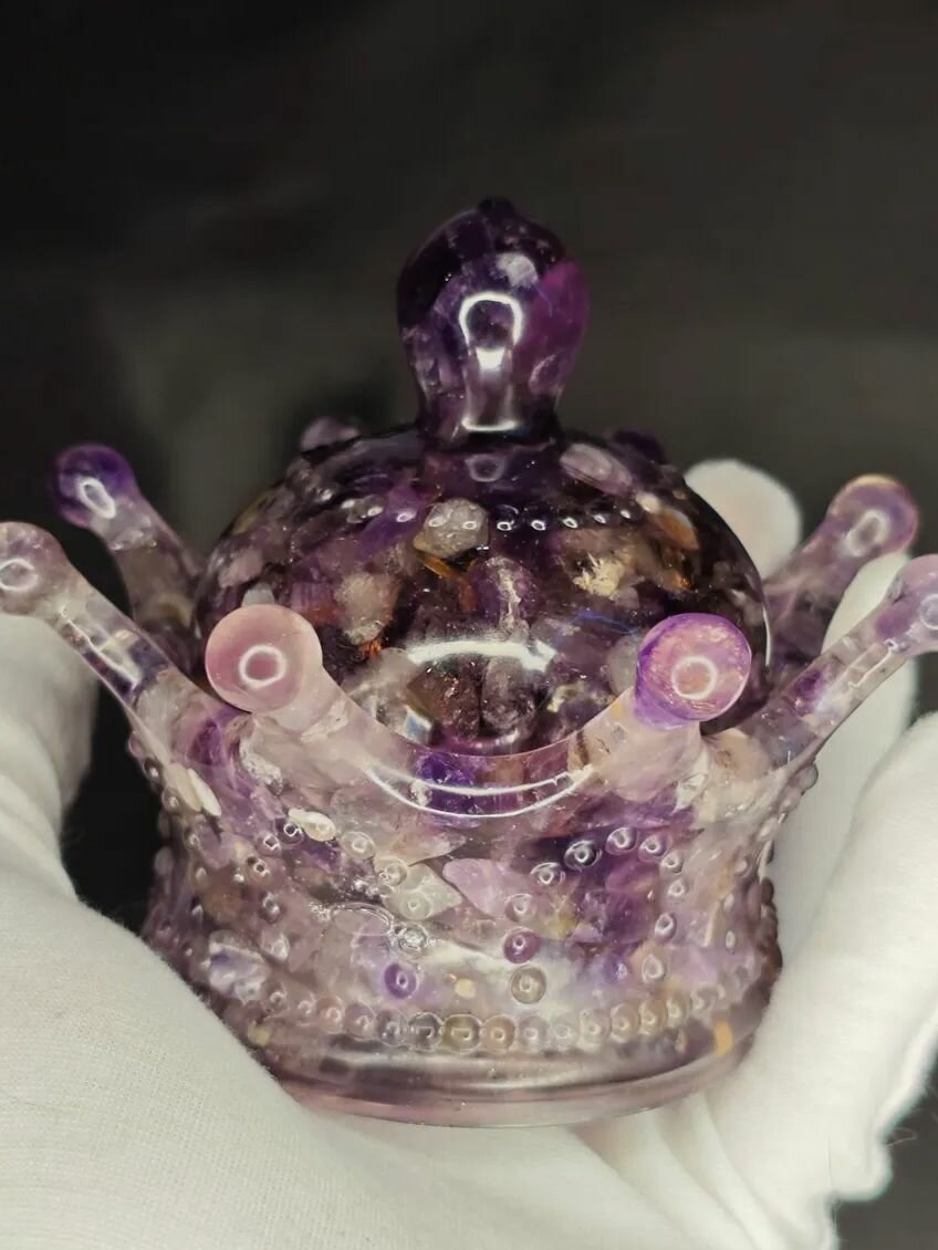 Шкатулка из аметиста для украшений. Ручная работа. Корона. Натуральный камень и смола.