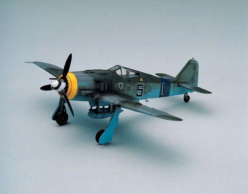 Сборная модель самолета Focke-Wulf Fw190A-6/8 Academy 1/72, 12 см, 62 детали, пластик — фото 1