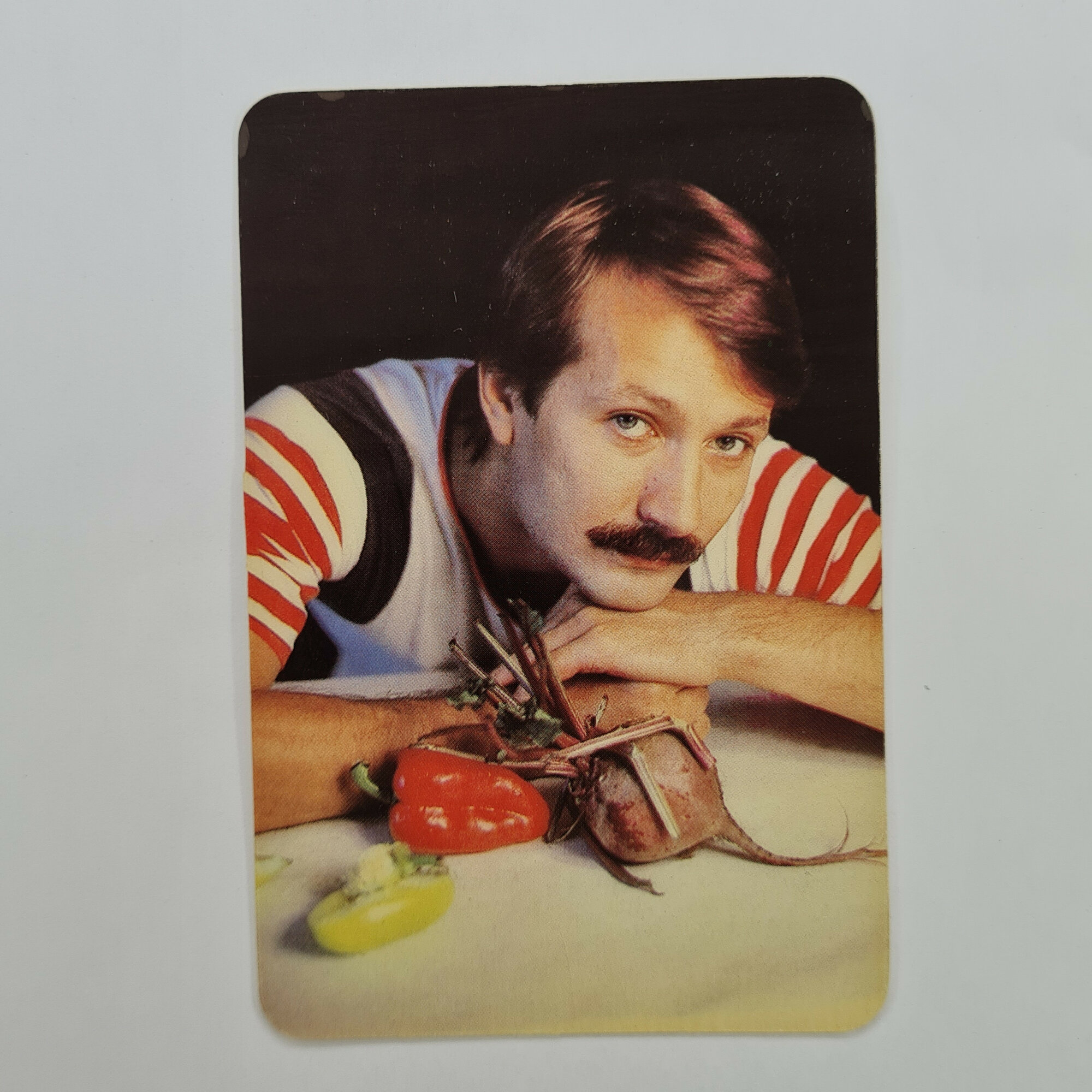 Карманный календарик 1990. Повар на фоне овощей, кухня, рецепты. Календарь винтажный