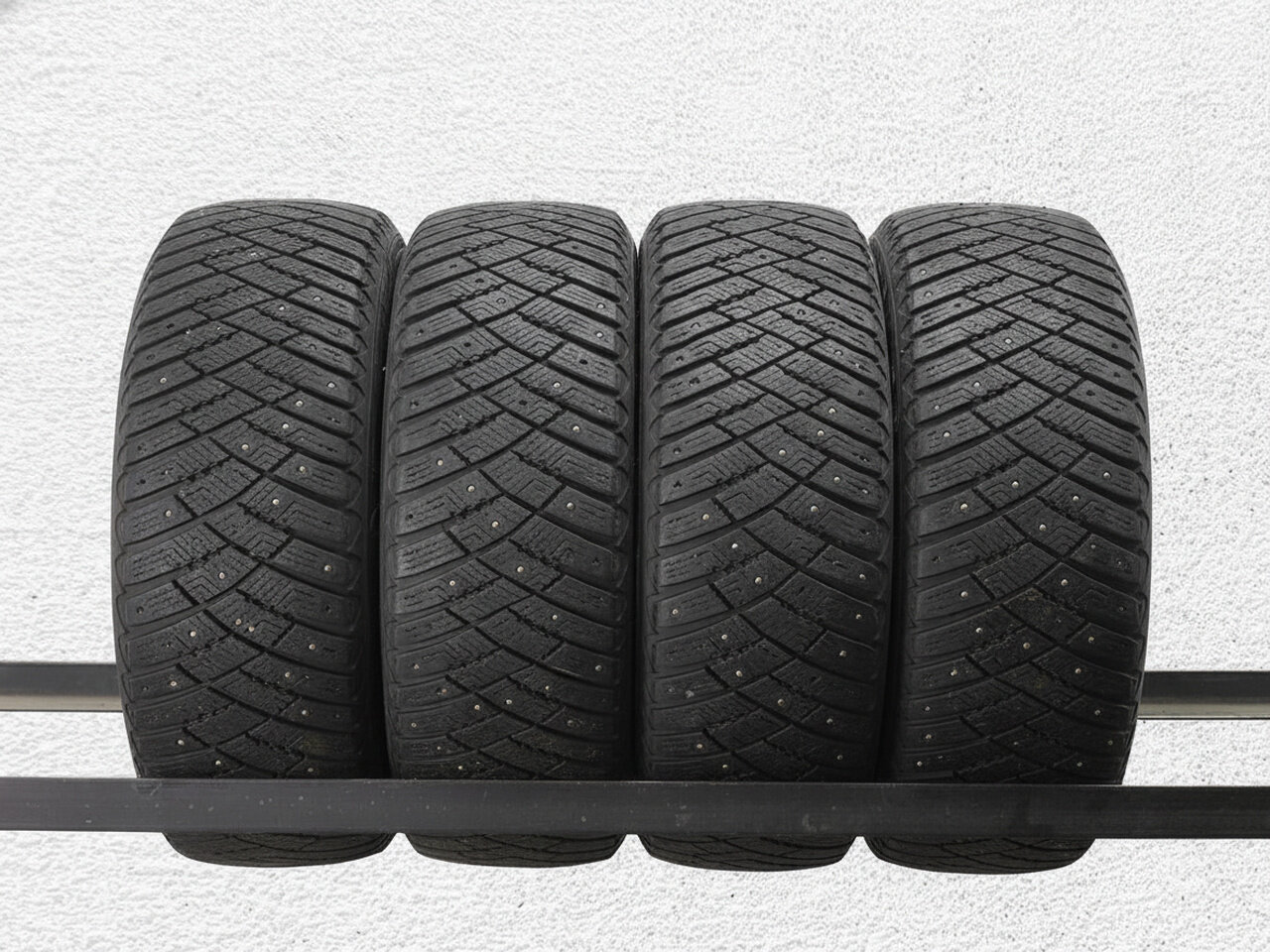 Комплект (4 шт) зимних БУ шин шипованные Goodyear Ultragrip Ice Arctic 205/55 R16 30% износ TSB053361