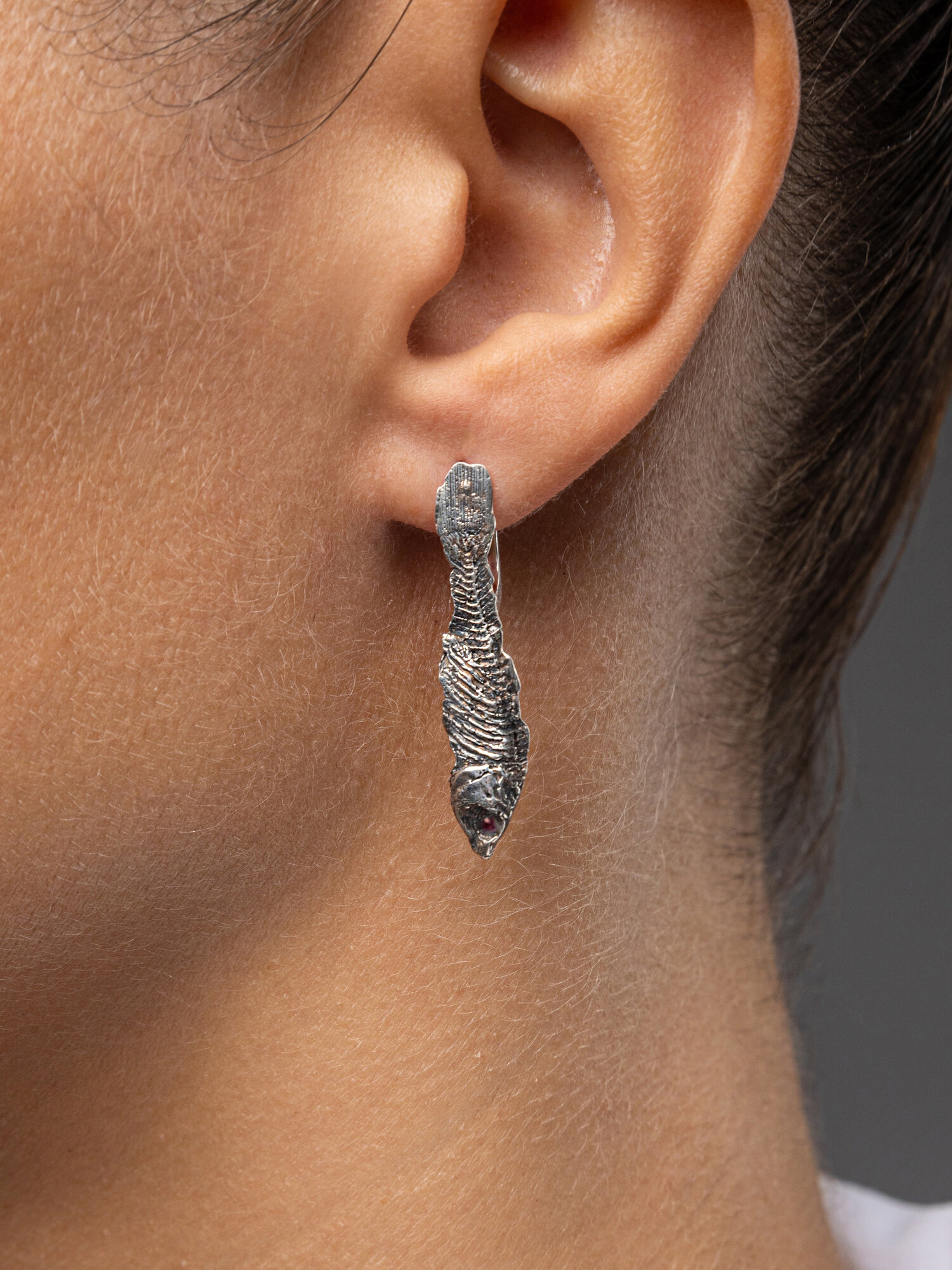 Серьги непарные, двусторонние, серебро, 925 проба, чернение, рубин