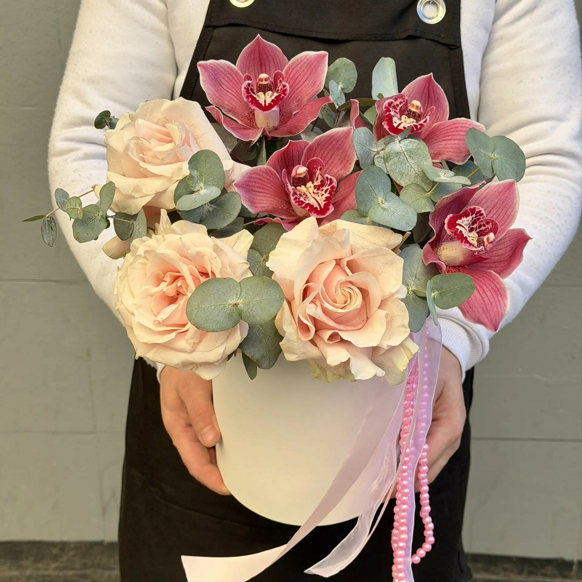 Букет цветов Rybe-Flowers "Французские Розы и Орхидеи", композиция в шляпной коробке